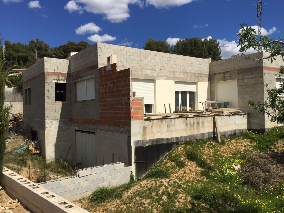 A villa under construction in La Fuestra - tripinvest.com